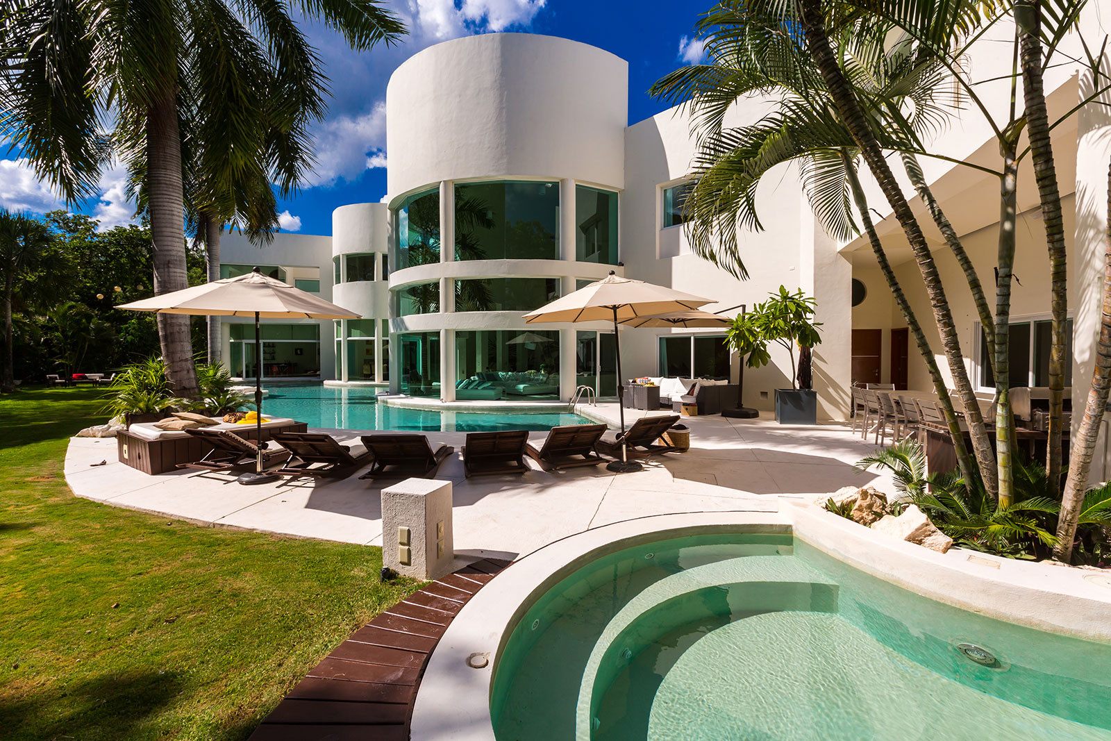 Aqua Villa Rental | Villas of Distinction