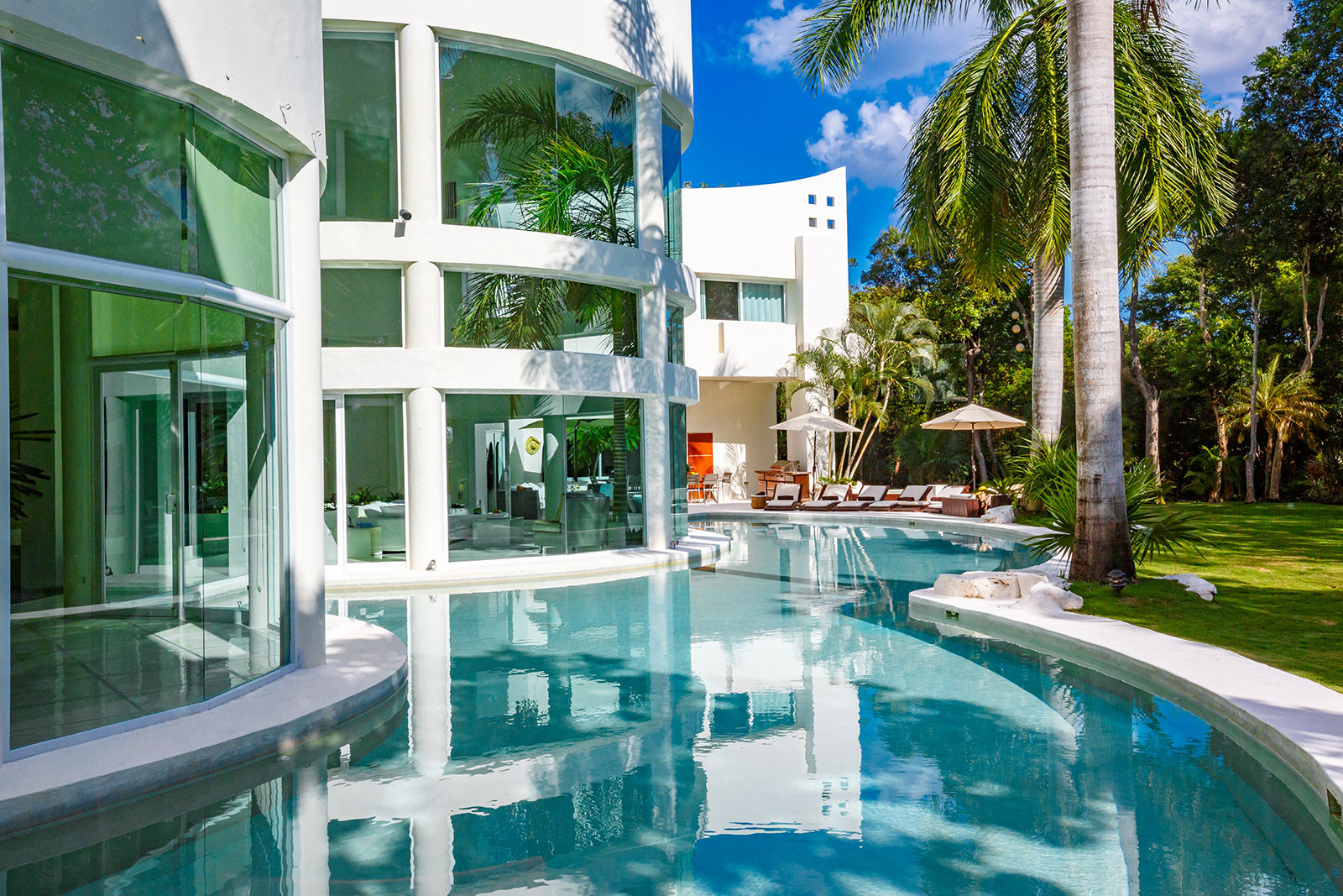 Aqua Villa Rental | Villas of Distinction